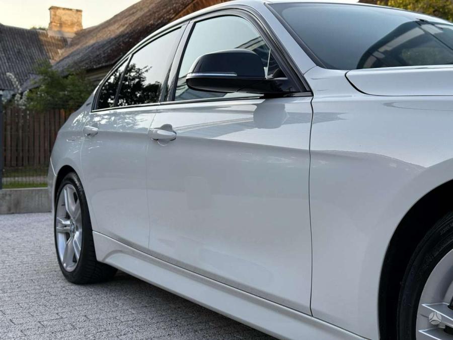 White BMW 330 2018 in Vilnius, with an engine capacity of 2.00 L and mileage of 111 thousand km for 14950 €, photo 12 on AUTOMOTO.COM.LV
