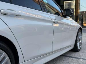 White BMW 330 2018 in Vilnius, with an engine capacity of 2.00 L and mileage of 111 thousand km for 14950 €, photo 13 on AUTOMOTO.COM.LV