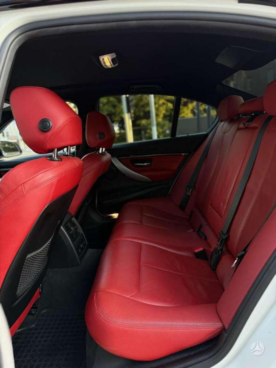 White BMW 330 2018 in Vilnius, with an engine capacity of 2.00 L and mileage of 111 thousand km for 14950 €, photo 28 on AUTOMOTO.COM.LV
