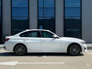 White BMW 330 2019 in Vilnius, with an engine capacity of 2.00 L and mileage of 66 thousand km for 20300 €, photo 5 on AUTOMOTO.COM.LV
