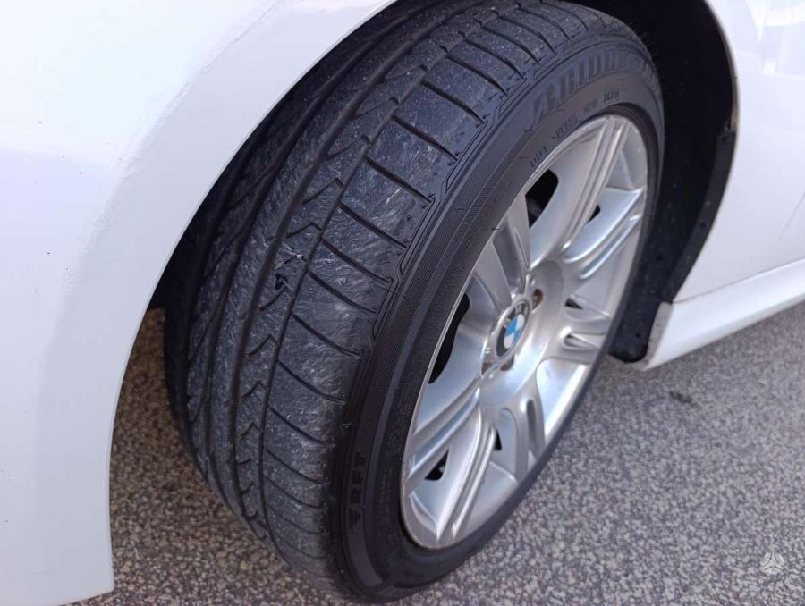White BMW 330 2006 in Kedainiai, with an engine capacity of 2.99 L and mileage of 310 thousand km for 5990 €, photo 28 on AUTOMOTO.COM.LV