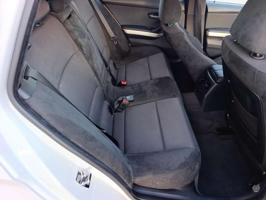 White BMW 330 2006 in Kedainiai, with an engine capacity of 2.99 L and mileage of 310 thousand km for 5990 €, photo 37 on AUTOMOTO.COM.LV