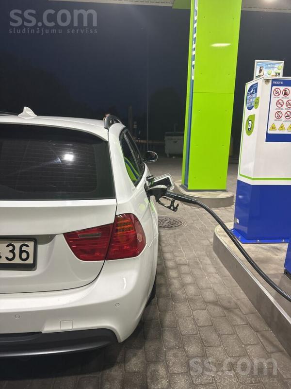 White BMW 330 2009 in Ventspils, with an engine capacity of 3.00 L and mileage of 370 thousand km for 8400 €, photo 4 on AUTOMOTO.COM.LV