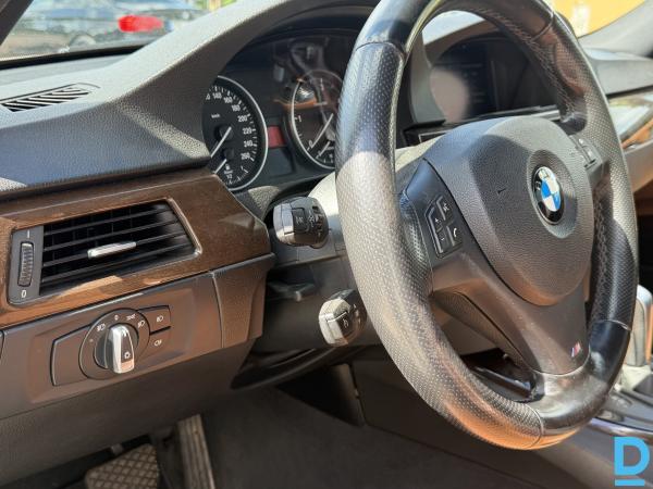White BMW 330 2009 in Riga, with an engine capacity of 3.00 L and mileage of 369 thousand km for 7500 €, photo 4 on AUTOMOTO.COM.LV