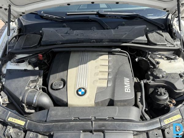 White BMW 330 2009 in Riga, with an engine capacity of 3.00 L and mileage of 369 thousand km for 7500 €, photo 6 on AUTOMOTO.COM.LV