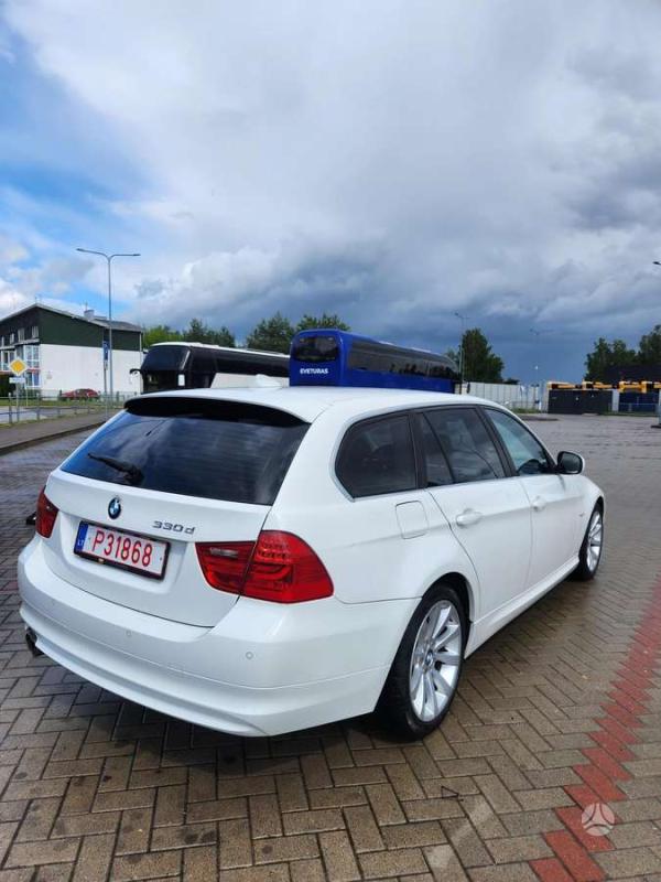 White BMW 330 2011 in Druskininkai, with an engine capacity of 2.99 L and mileage of 314 thousand km for 4800 €, photo 2 on AUTOMOTO.COM.LV