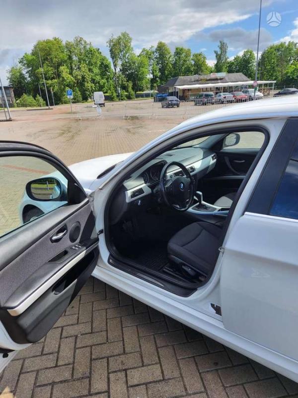 White BMW 330 2011 in Druskininkai, with an engine capacity of 2.99 L and mileage of 314 thousand km for 4800 €, photo 7 on AUTOMOTO.COM.LV