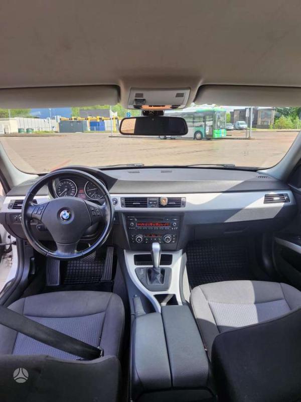 White BMW 330 2011 in Druskininkai, with an engine capacity of 2.99 L and mileage of 314 thousand km for 4800 €, photo 9 on AUTOMOTO.COM.LV