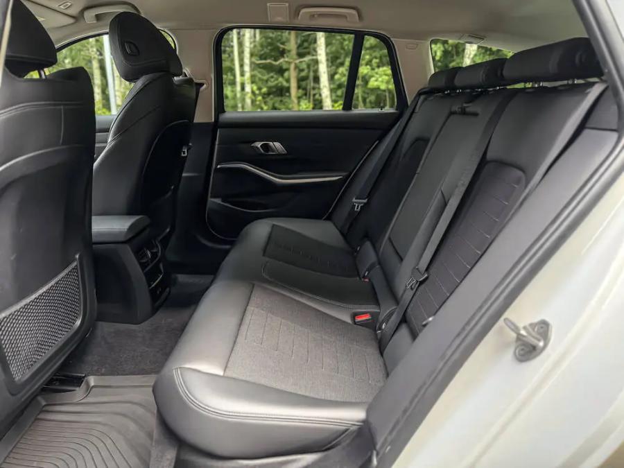 Balts BMW 330 2021 Jelgava, ar dzinēja tilpumu 2.00 L un nobraukumu 239 tūkst. km par 17900 €, foto 20 vietnē AUTOMOTO.COM.LV