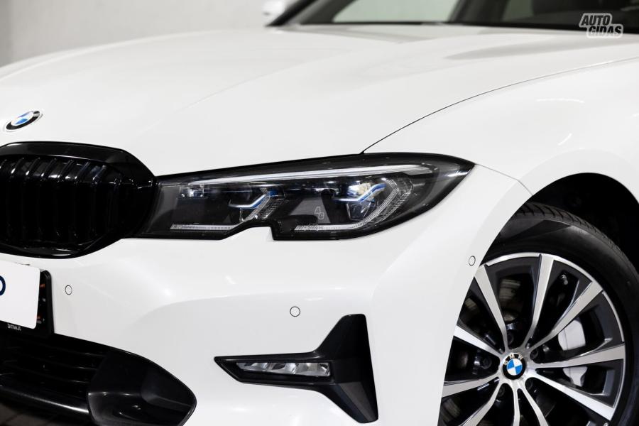 White BMW 330 2021 in Vilnius, with an engine capacity of 2.00 L and mileage of 151 thousand km for 24991 €, photo 5 on AUTOMOTO.COM.LV