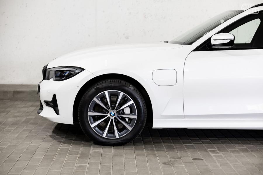 White BMW 330 2021 in Vilnius, with an engine capacity of 2.00 L and mileage of 151 thousand km for 24991 €, photo 14 on AUTOMOTO.COM.LV
