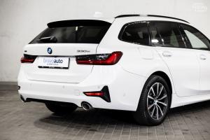 White BMW 330 2021 in Vilnius, with an engine capacity of 2.00 L and mileage of 151 thousand km for 24991 €, photo 22 on AUTOMOTO.COM.LV