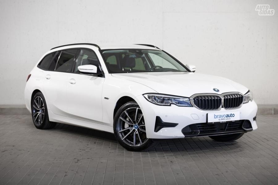 White BMW 330 2022 in Vilnius, with an engine capacity of 2.00 L and mileage of 108 thousand km for 28771 €, photo 4 on AUTOMOTO.COM.LV