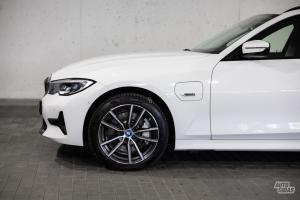 White BMW 330 2022 in Vilnius, with an engine capacity of 2.00 L and mileage of 108 thousand km for 28771 €, photo 6 on AUTOMOTO.COM.LV