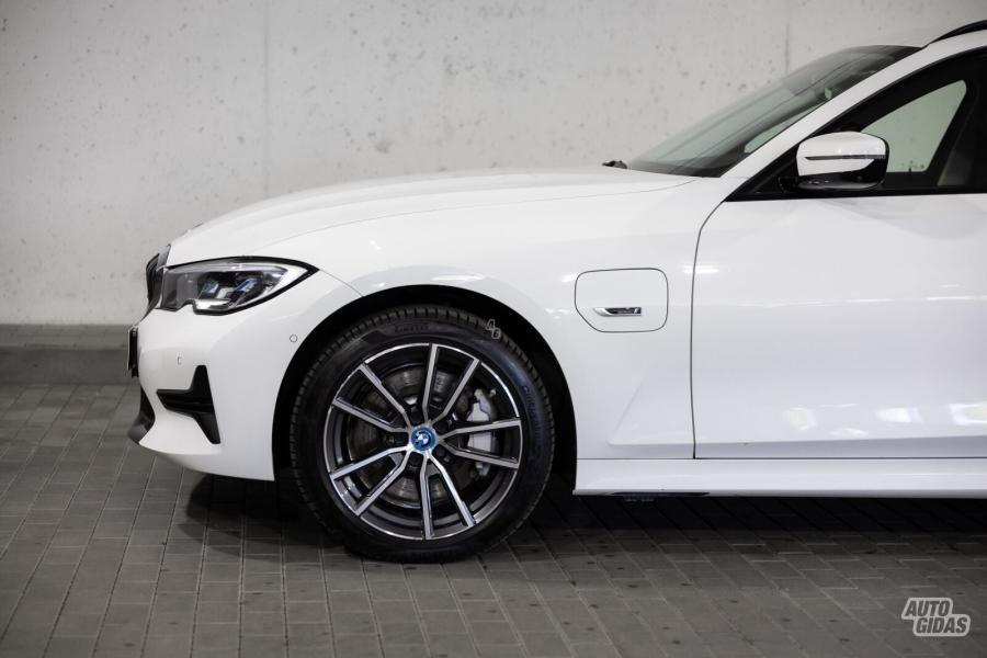 White BMW 330 2022 in Vilnius, with an engine capacity of 2.00 L and mileage of 108 thousand km for 28771 €, photo 6 on AUTOMOTO.COM.LV