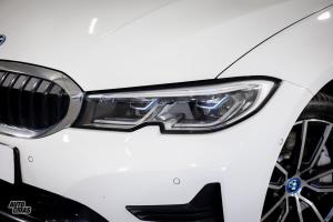 White BMW 330 2022 in Vilnius, with an engine capacity of 2.00 L and mileage of 108 thousand km for 28771 €, photo 7 on AUTOMOTO.COM.LV