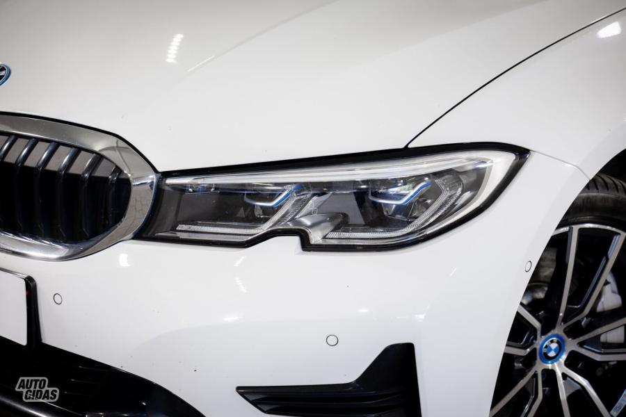 White BMW 330 2022 in Vilnius, with an engine capacity of 2.00 L and mileage of 108 thousand km for 28771 €, photo 7 on AUTOMOTO.COM.LV