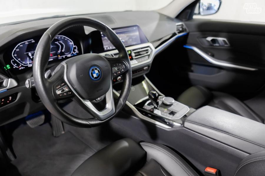 White BMW 330 2022 in Vilnius, with an engine capacity of 2.00 L and mileage of 108 thousand km for 28771 €, photo 14 on AUTOMOTO.COM.LV