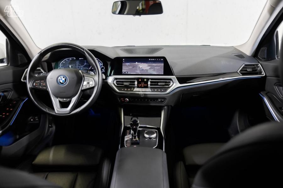 White BMW 330 2022 in Vilnius, with an engine capacity of 2.00 L and mileage of 108 thousand km for 28771 €, photo 18 on AUTOMOTO.COM.LV