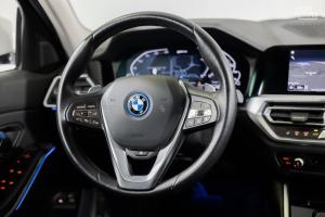 White BMW 330 2022 in Vilnius, with an engine capacity of 2.00 L and mileage of 108 thousand km for 28771 €, photo 19 on AUTOMOTO.COM.LV