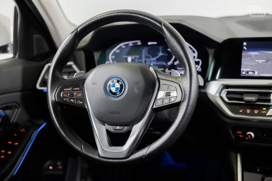 White BMW 330 2022 in Vilnius, with an engine capacity of 2.00 L and mileage of 108 thousand km for 28771 €, photo 19 on AUTOMOTO.COM.LV