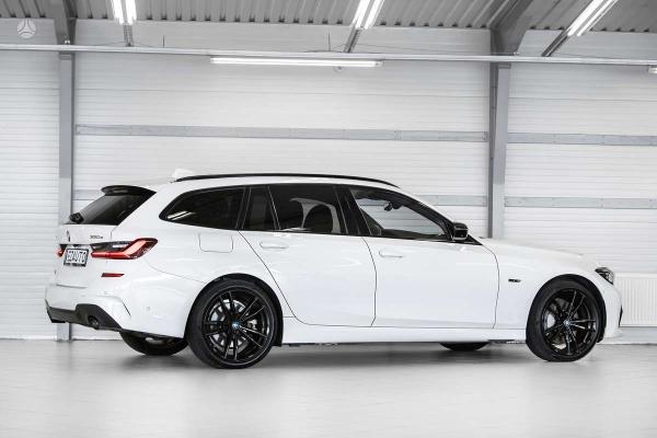 White BMW 330 2022 in Tukums, with an engine capacity of 2.00 L and mileage of 169 thousand km for 25777 €, photo 3 on AUTOMOTO.COM.LV