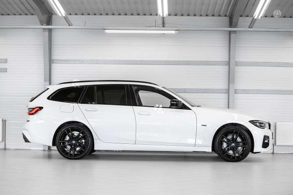White BMW 330 2022 in Tukums, with an engine capacity of 2.00 L and mileage of 169 thousand km for 25777 €, photo 4 on AUTOMOTO.COM.LV