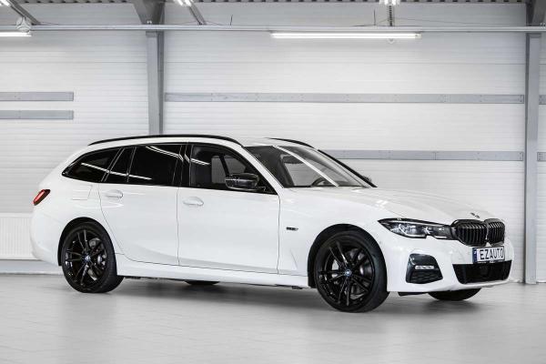 White BMW 330 2022 in Tukums, with an engine capacity of 2.00 L and mileage of 169 thousand km for 25777 €, photo 5 on AUTOMOTO.COM.LV