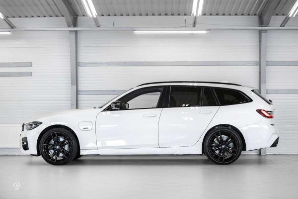 White BMW 330 2022 in Tukums, with an engine capacity of 2.00 L and mileage of 169 thousand km for 25777 €, photo 7 on AUTOMOTO.COM.LV