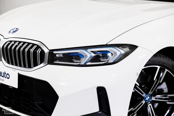 White BMW 330 2023 in Vilnius, with an engine capacity of 2.00 L and mileage of 116 thousand km for 33991 €, photo 3 on AUTOMOTO.COM.LV