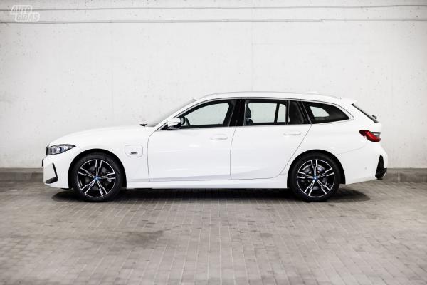 White BMW 330 2023 in Vilnius, with an engine capacity of 2.00 L and mileage of 116 thousand km for 33991 €, photo 7 on AUTOMOTO.COM.LV