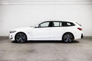 White BMW 330 2023 in Vilnius, with an engine capacity of 2.00 L and mileage of 116 thousand km for 33991 €, photo 7 on AUTOMOTO.COM.LV