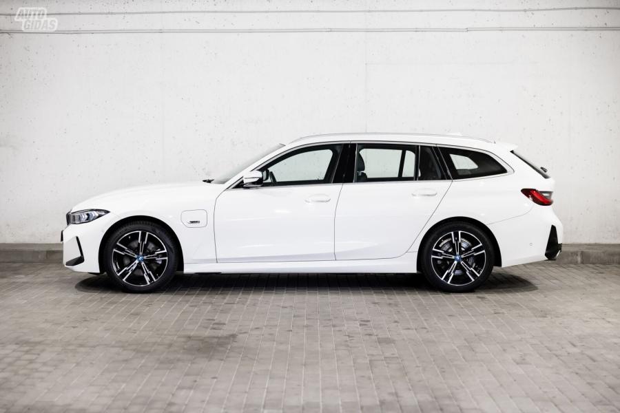 White BMW 330 2023 in Vilnius, with an engine capacity of 2.00 L and mileage of 116 thousand km for 33991 €, photo 7 on AUTOMOTO.COM.LV
