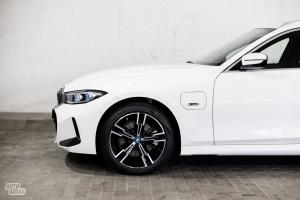 White BMW 330 2023 in Vilnius, with an engine capacity of 2.00 L and mileage of 116 thousand km for 33991 €, photo 8 on AUTOMOTO.COM.LV
