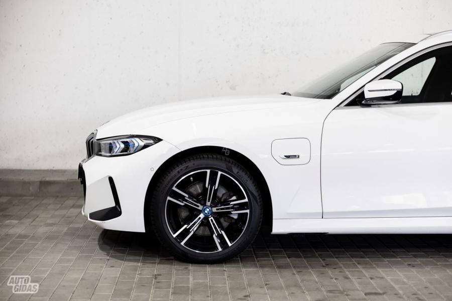White BMW 330 2023 in Vilnius, with an engine capacity of 2.00 L and mileage of 116 thousand km for 33991 €, photo 8 on AUTOMOTO.COM.LV