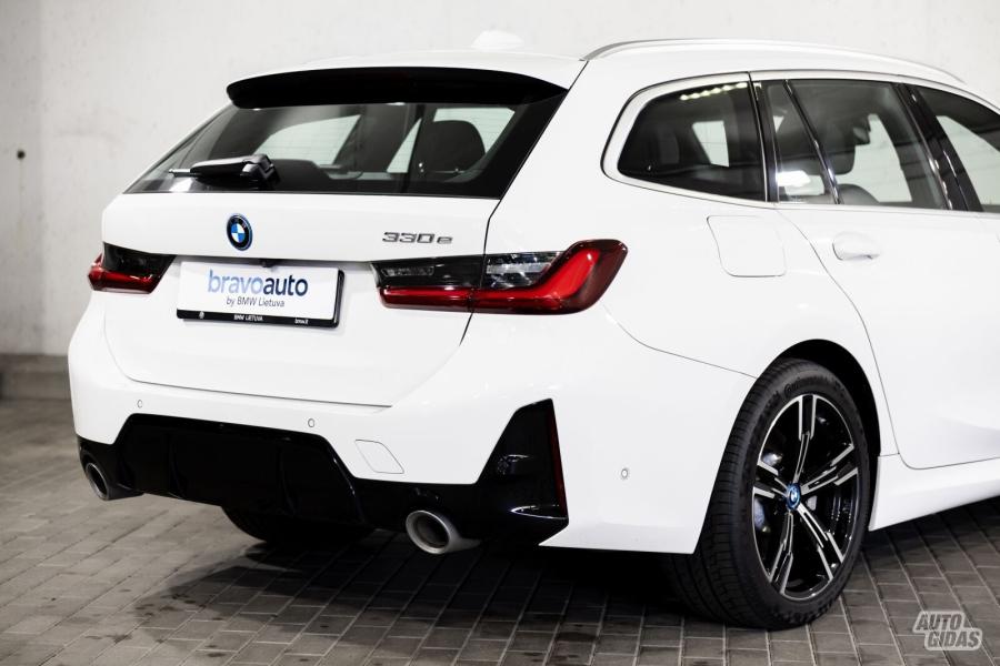 White BMW 330 2023 in Vilnius, with an engine capacity of 2.00 L and mileage of 116 thousand km for 33991 €, photo 12 on AUTOMOTO.COM.LV