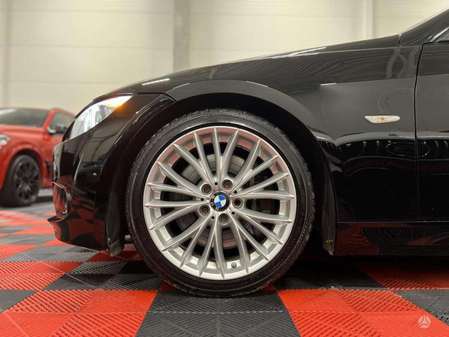 Black BMW 335 2011 in Vilnius, with an engine capacity of 3.00 L and mileage of 231 thousand km for 12699 €, photo 8 on AUTOMOTO.COM.LV