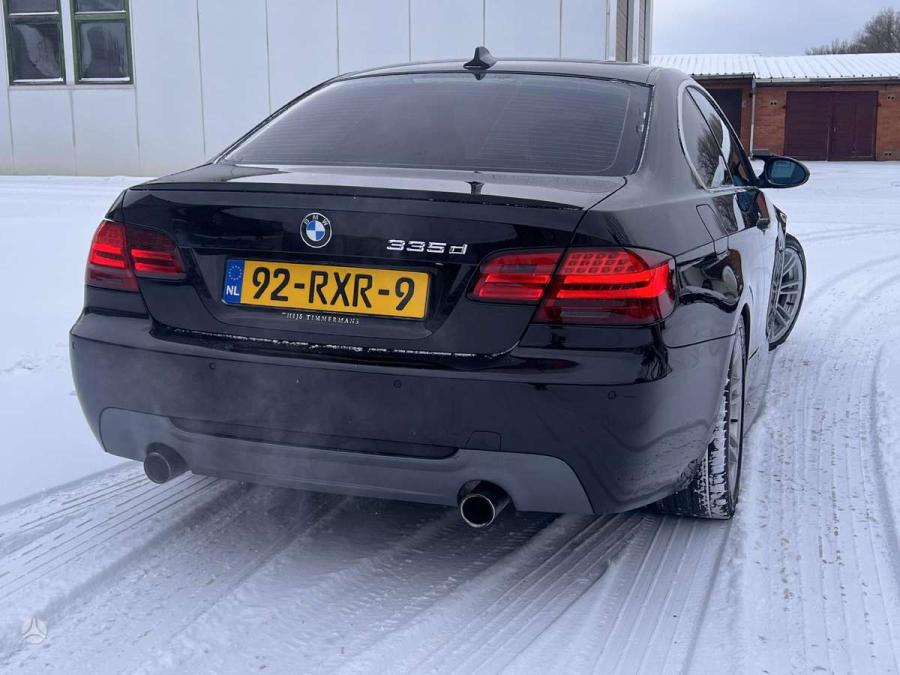 Black BMW 335 2007 in Sirvintos, with an engine capacity of 2.99 L and mileage of 293 thousand km for 9999 €, photo 8 on AUTOMOTO.COM.LV