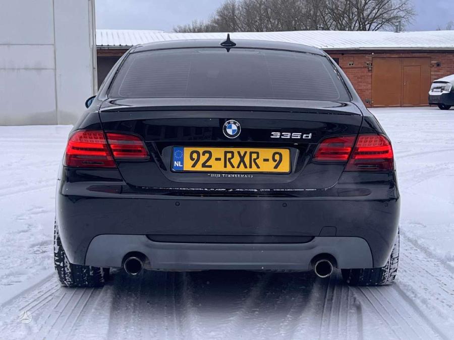 Black BMW 335 2007 in Sirvintos, with an engine capacity of 2.99 L and mileage of 293 thousand km for 9999 €, photo 9 on AUTOMOTO.COM.LV