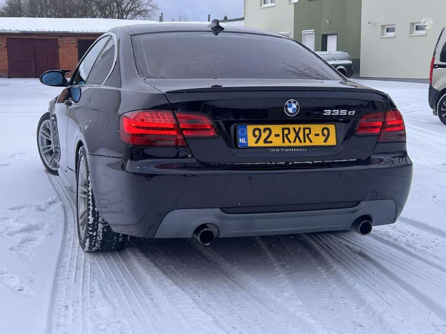 Black BMW 335 2007 in Sirvintos, with an engine capacity of 2.99 L and mileage of 293 thousand km for 9999 €, photo 13 on AUTOMOTO.COM.LV