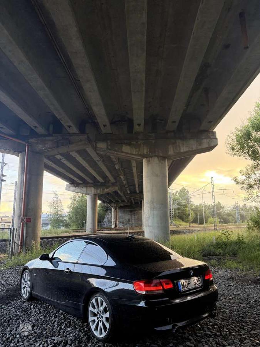 Melns BMW 335 2007 Viļņa, ar dzinēja tilpumu 3.00 L un nobraukumu 395 tūkst. km par 8000 €, foto 5 vietnē AUTOMOTO.COM.LV