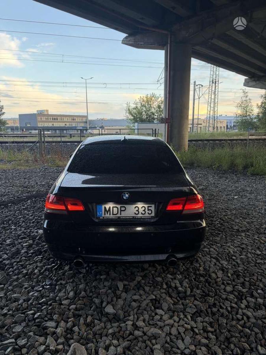 Melns BMW 335 2007 Viļņa, ar dzinēja tilpumu 3.00 L un nobraukumu 395 tūkst. km par 8000 €, foto 6 vietnē AUTOMOTO.COM.LV