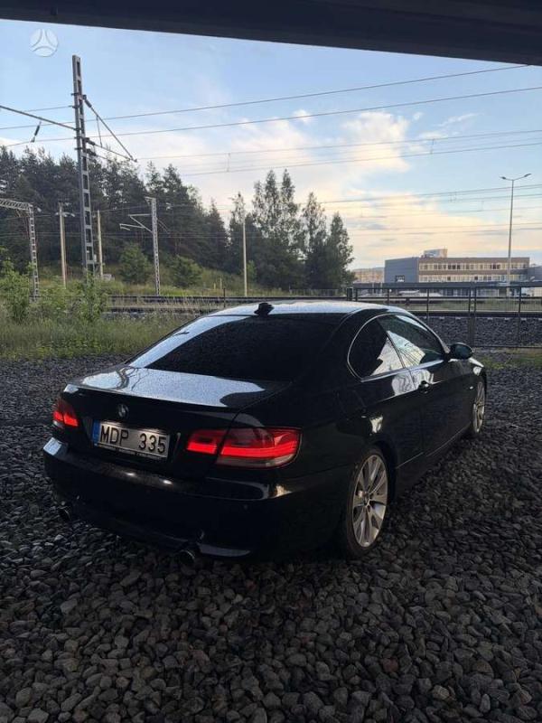 Melns BMW 335 2007 Viļņa, ar dzinēja tilpumu 3.00 L un nobraukumu 395 tūkst. km par 8000 €, foto 6 vietnē AUTOMOTO.COM.LV