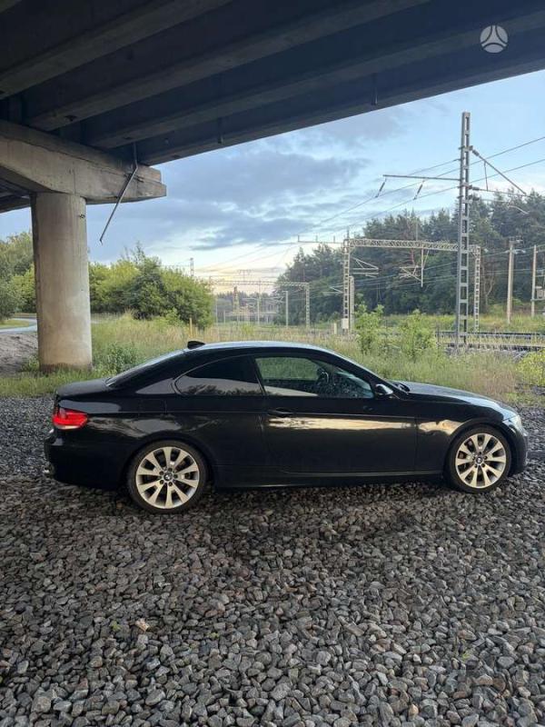 Melns BMW 335 2007 Viļņa, ar dzinēja tilpumu 3.00 L un nobraukumu 395 tūkst. km par 8000 €, foto 7 vietnē AUTOMOTO.COM.LV