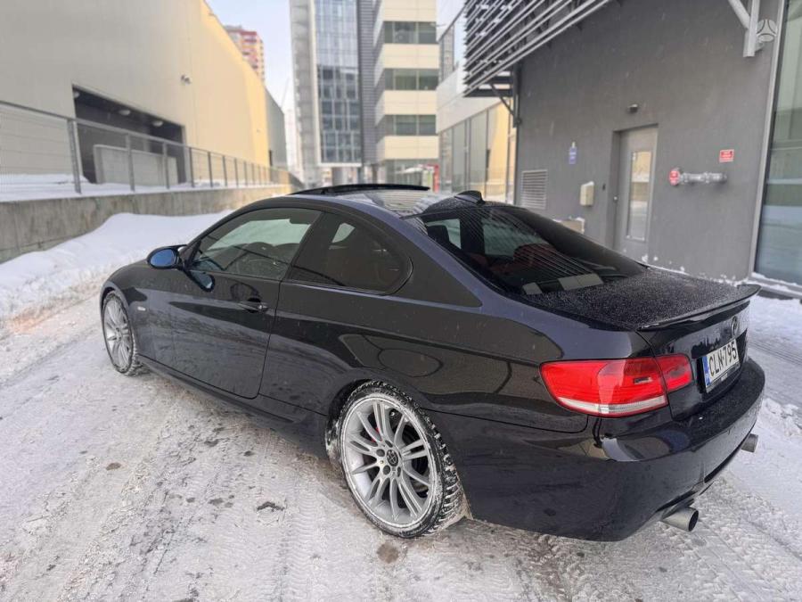 Black BMW 335 2008 in Vilnius, with an engine capacity of 2.99 L and mileage of 387 thousand km for 8850 €, photo 4 on AUTOMOTO.COM.LV