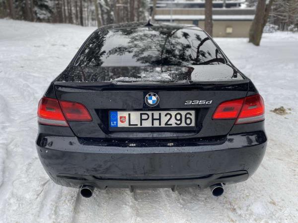 Black BMW 335 2008 in Vilnius, with an engine capacity of 2.99 L and mileage of 351 thousand km for 8350 €, photo 5 on AUTOMOTO.COM.LV