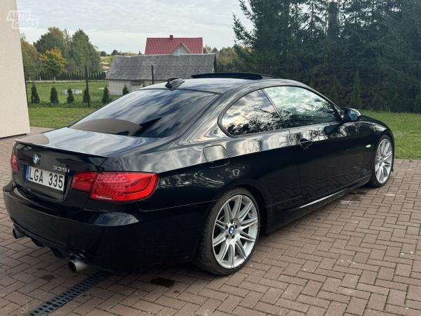 Melns BMW 335 2009 Viļņa, ar dzinēja tilpumu 3.00 L un nobraukumu 155 tūkst. km par 10000 €, foto 4 vietnē AUTOMOTO.COM.LV