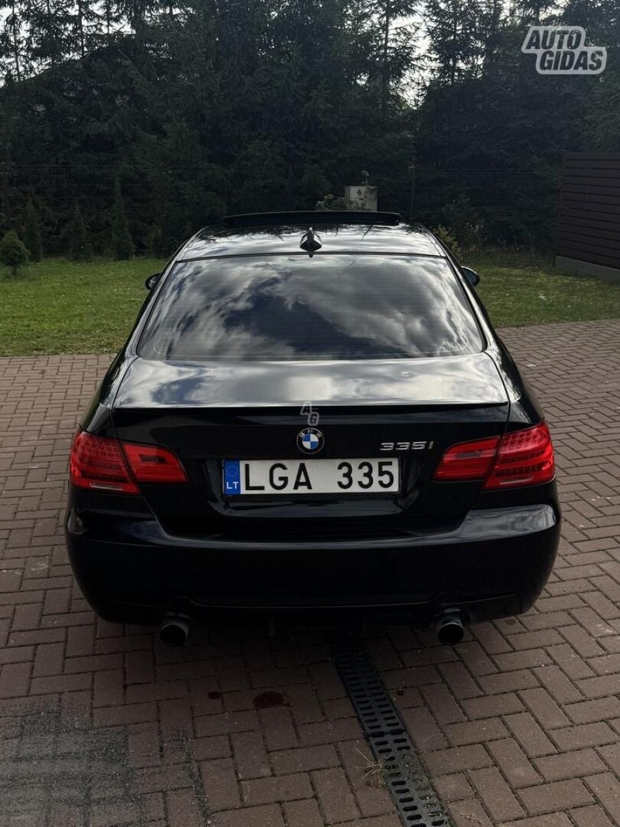 Melns BMW 335 2009 Viļņa, ar dzinēja tilpumu 3.00 L un nobraukumu 155 tūkst. km par 10000 €, foto 11 vietnē AUTOMOTO.COM.LV