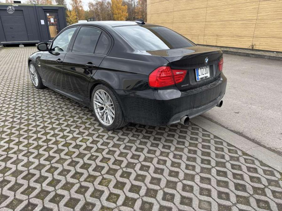 Black BMW 335 2011 in Siauliai, with an engine capacity of 2.98 L and mileage of 211 thousand km for 12500 €, photo 4 on AUTOMOTO.COM.LV