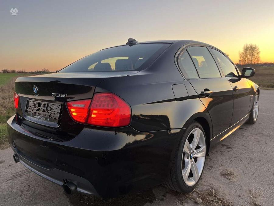 Melns BMW 335 2011 Panevēža, ar dzinēja tilpumu 2.98 L un nobraukumu 106 tūkst. km par 14500 €, foto 5 vietnē AUTOMOTO.COM.LV